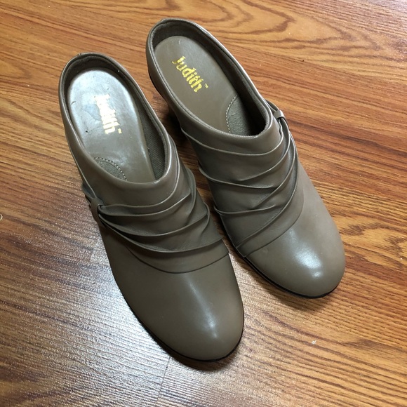 Judith | Shoes | Judith Tan Color Block Heel Mules S95 | Poshmark